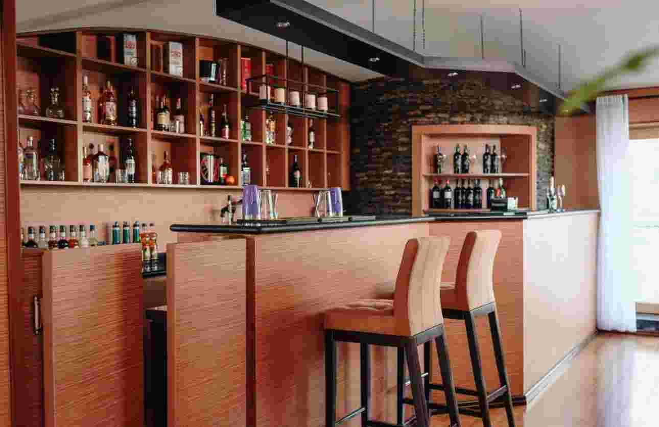 Bayil Breeze Hotel - Restaurant | Huntown